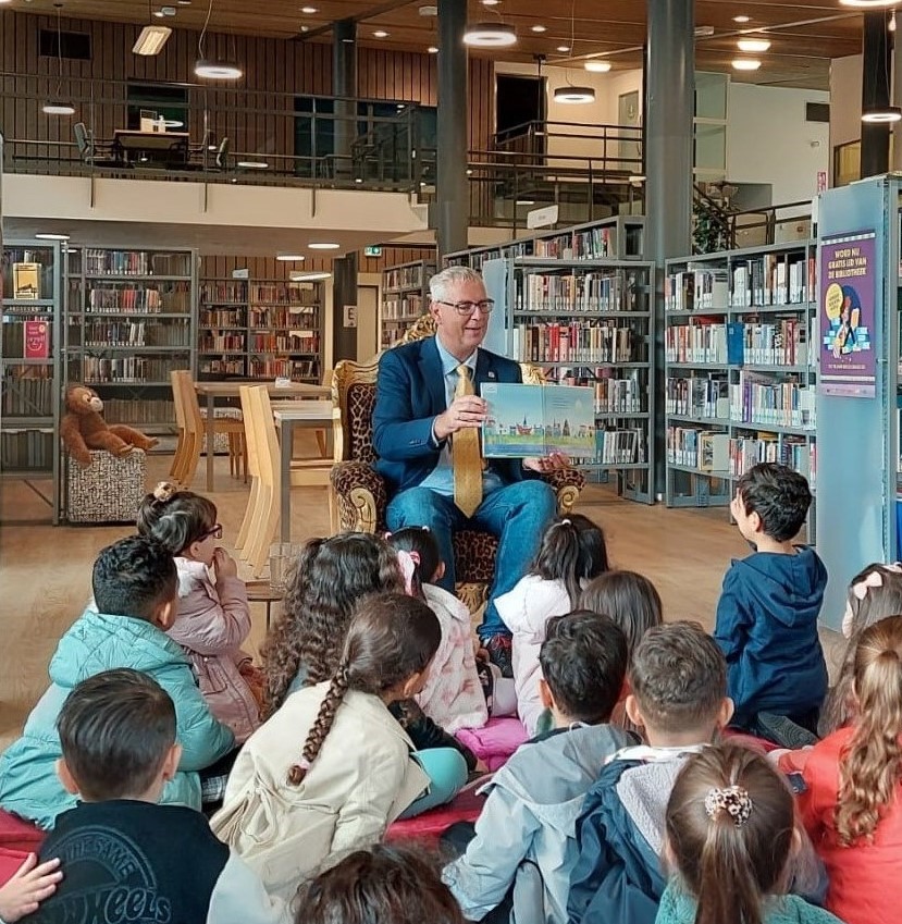 Wethouder Herman Romeijn las voor tijdens de Kinderboekenweek ...